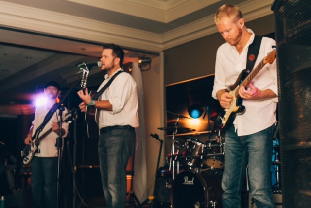 Moon Dance : Wedding Reception Band - 1-800-689-2263